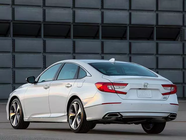 A 2018-as Honda Accord turbózik, elveszíti a kupét, és sportosabb méreteket kölcsönöz 84129_2