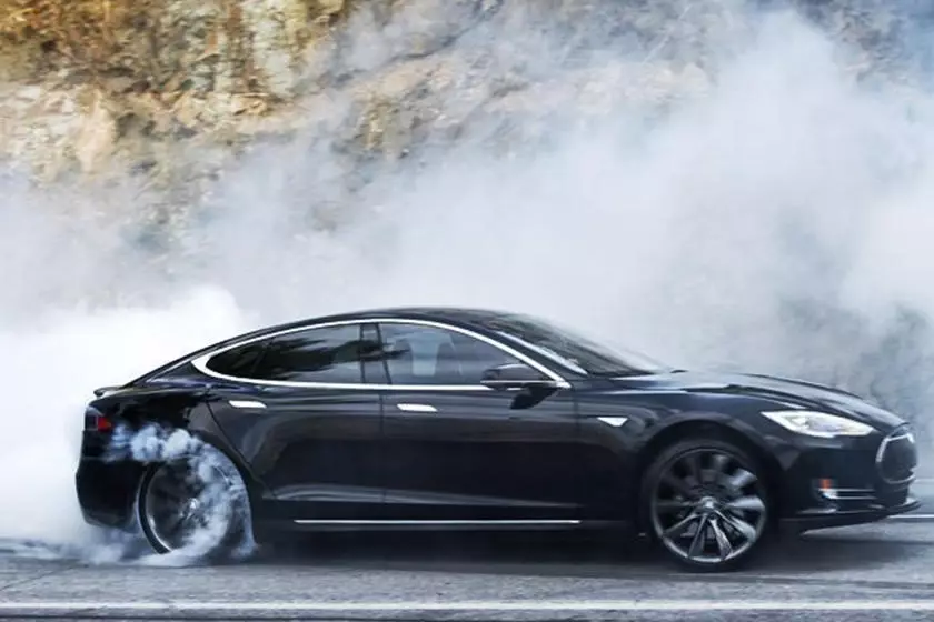 Tesla kan en moet de Model S gebruiken om elektrische auto's cool te maken
