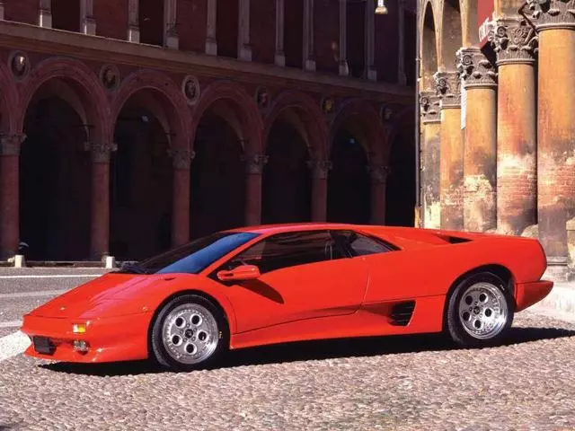 O Lamborghini Diablo VT: Quando o Touro Indomável abandonou o RWD pela primeira vez 84249_2