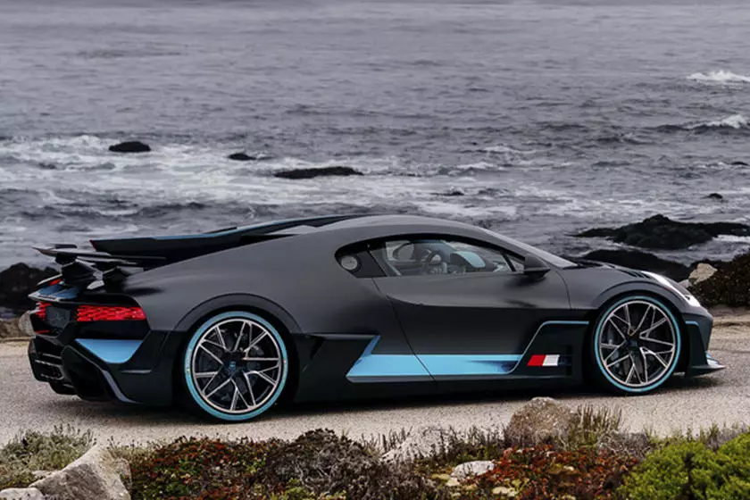 Umunywanyi ukomeye wa Bugatti Divo Yicaye Kuruhande Rwayo 84309_1