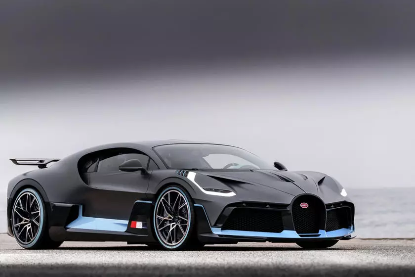 Đối thủ lớn nhất của Bugatti Divo đang ngồi ngay bên cạnh nó 84309_2