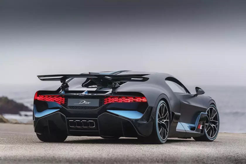 Umunywanyi ukomeye wa Bugatti Divo Yicaye Kuruhande Rwayo 84309_3