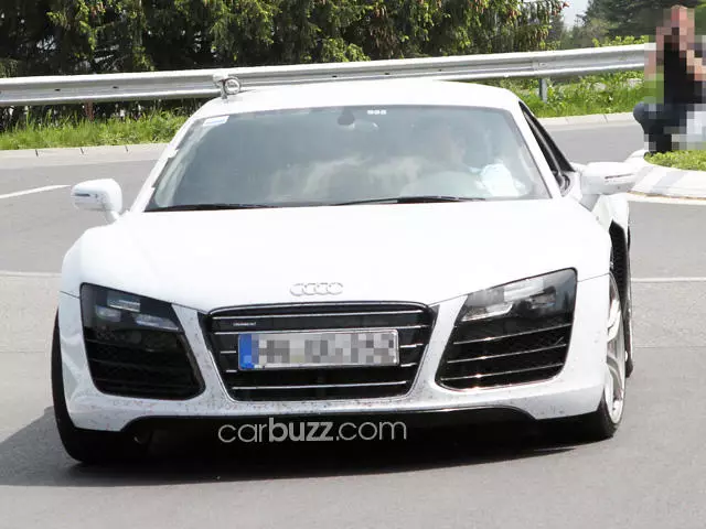 Soli: 2013 Audi R8 Facelift Fa'aalia mo le Taimi Muamua 84589_1