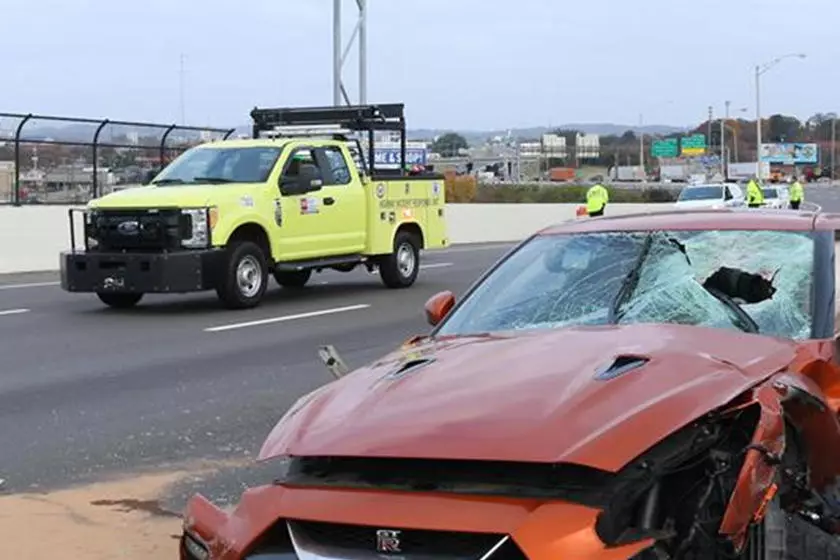 Umqhubi we-Nissan GT-R ubulawe yiChunk yeConcrete ephoswe kwiBhulorho 84591_1