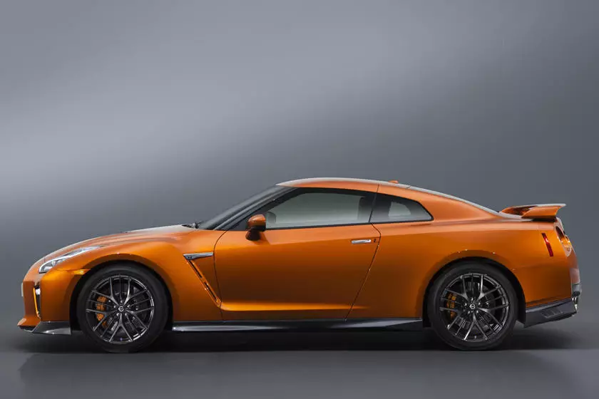 Шофьор на Nissan GT-R е убит от бетон, изхвърлен от моста 84591_5