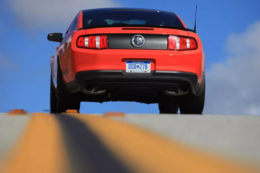 Vista posterior del Ford Mustang Boss 302 2012-2013