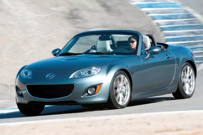 2009-2012 Mazda MX-5 Miata കൺവെർട്ടിബിൾ ഫ്രണ്ട് വ്യൂ ഡ്രൈവിംഗ്