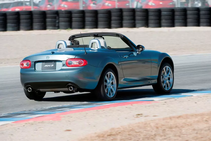 2009-2012 Mazda MX-5 Miata کنورٹیبل ریئر ویو ڈرائیونگ