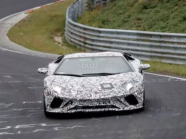 O actualizare majoră a Lamborghini Aventador vine luna viitoare 85203_1