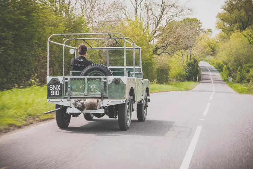 Amddiffynnydd Land Rover Gwreiddiol yn Cael Prydles Newydd ar Fywyd 85288_2