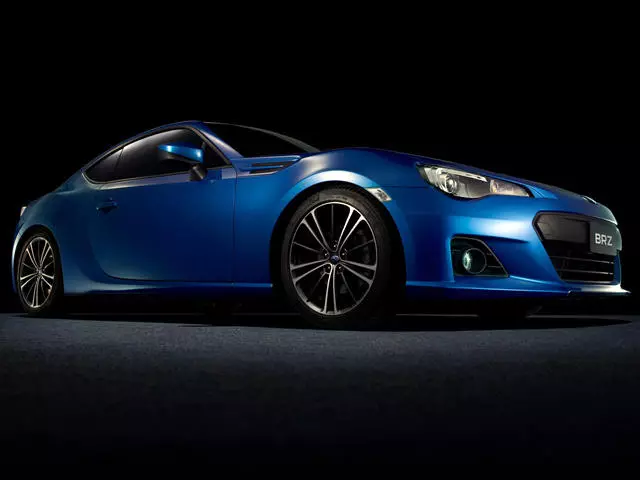 Subaru bir cüt həvəskarı 2013 BRZ-ni sınamağa sövq etdi 85573_1