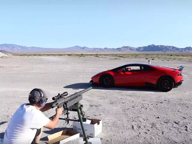 Disparar una bala de 20 MM a través d'un Lamborghini és totalment normal, oi? 85603_1