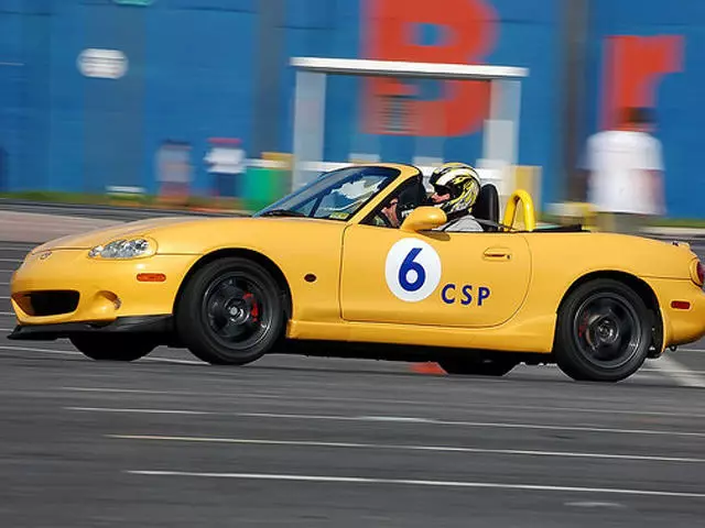 “Iconic Roadsters”: Mazda Miata / MX-5 86022_1