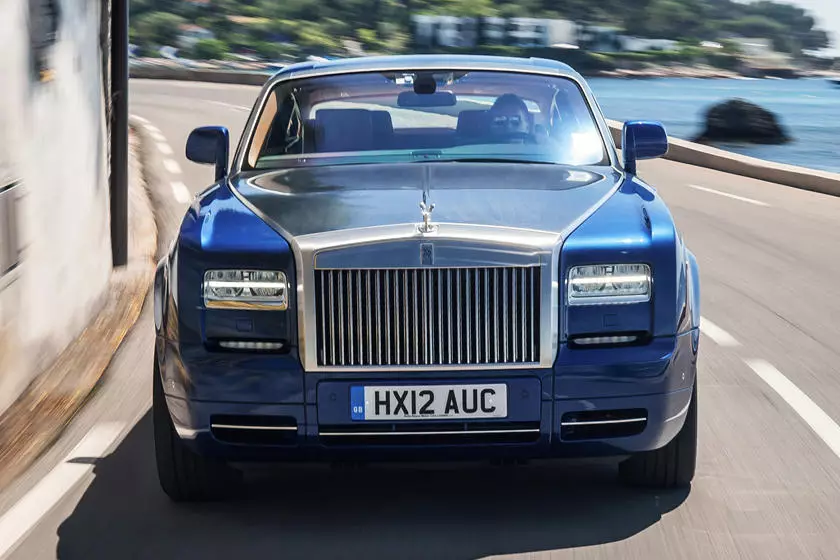 2013.–2016. gada Rolls-Royce Phantom Coupe braukšana ar priekšējo skatu