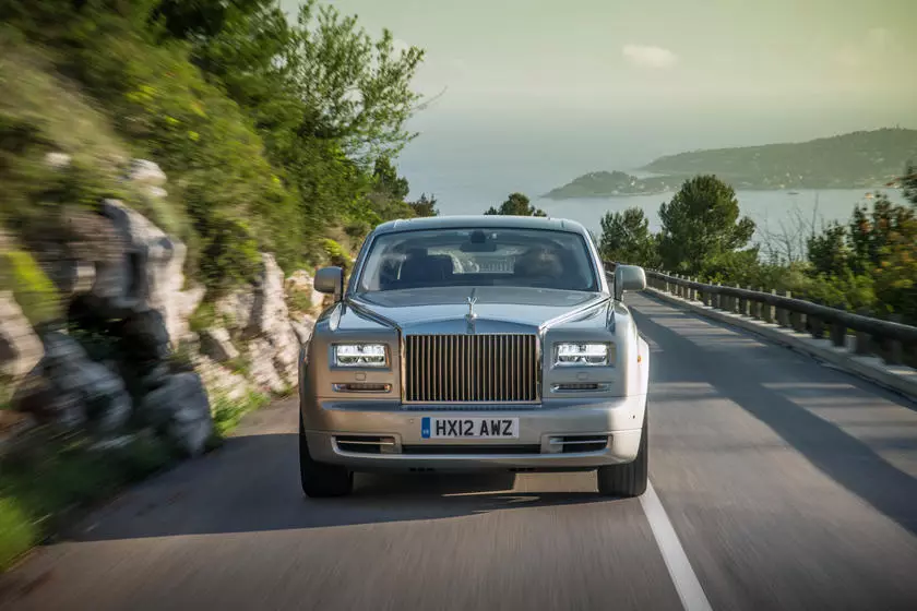 Rolls-Royce Phantom 2013-2016, выгляд спераду за рулём