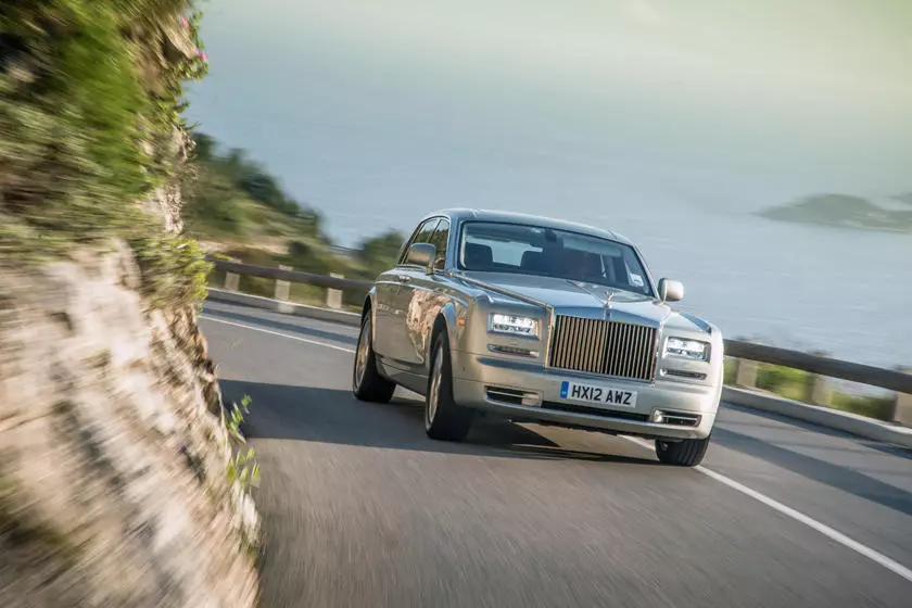 2013-2016 Rolls-Royce Phantom pogled sprijeda Vožnja