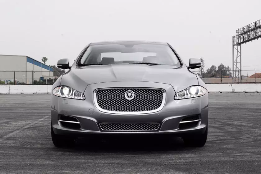 2016-2019 Jaguar XJ Sedan Front View