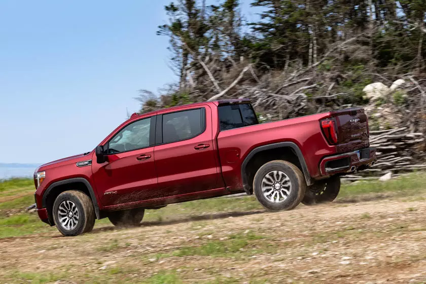 2019-2020 GMC Sierra 1500 Страничен изглед Шофиране