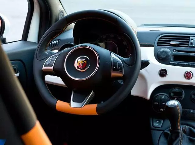 Zender Abarth 500 Corsa Stradale ایک سفید گرم راکٹ ہے۔ 86353_4