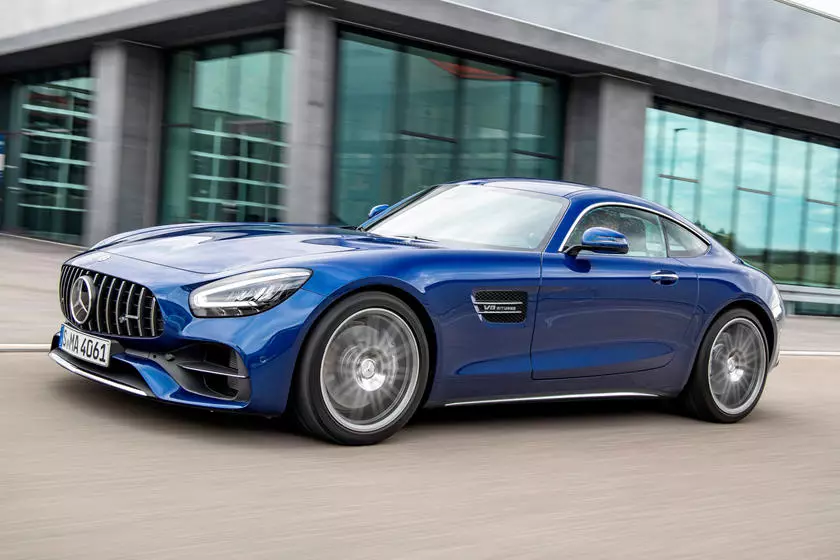 2020 મર્સિડીઝ-બેન્ઝ AMG GT ફ્રન્ટ વ્યૂ ડ્રાઇવિંગ