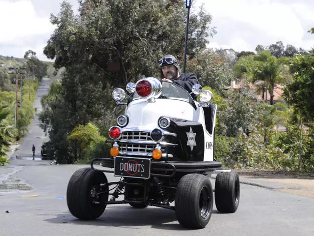 Contra a tendência: carros de choque com propulsão elétrica para motores a gás 86729_1