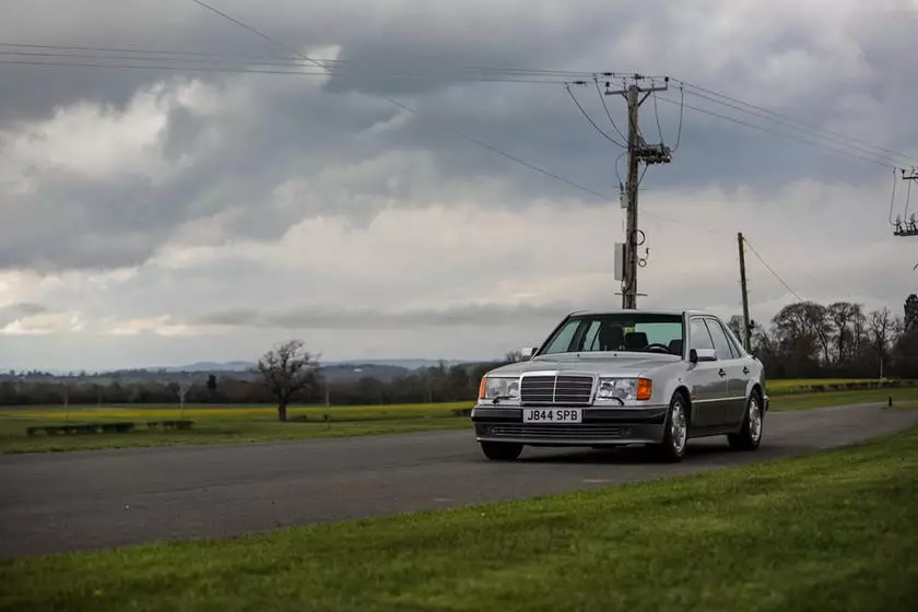 Μαντέψτε ποιος πουλά τη σπάνια του Mercedes 500 E με κινητήρα V8; 86741_7