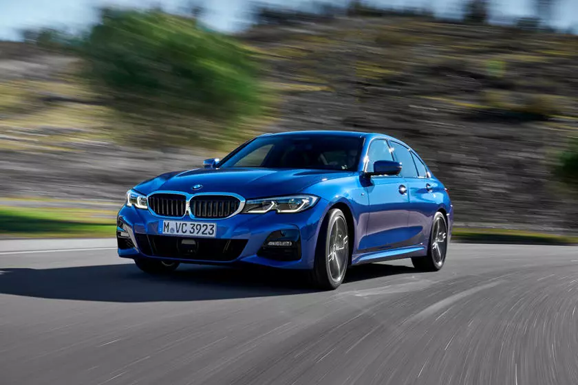 2019-2022 BMW 3 സീരീസ് സെഡാൻ ഫ്രണ്ട് വ്യൂ ഡ്രൈവിംഗ്