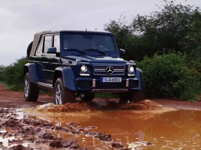 Гледајте како Mercedes-Maybach G650 Landaulet се валка во Африка 86880_1