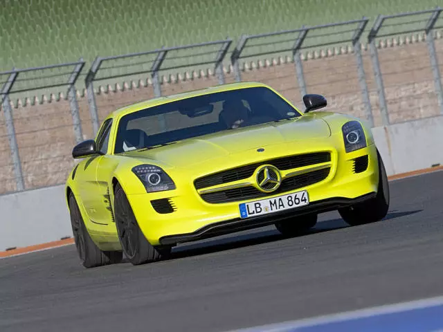 مرسدس بنز بخش داخلی SLS AMG E-Cell را باز می کند 86892_1