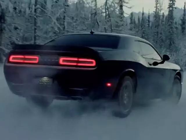 Dodge AWD Челленджерди Алясканын тундрасын бөлүп-жарып көрсөтөт 87067_1