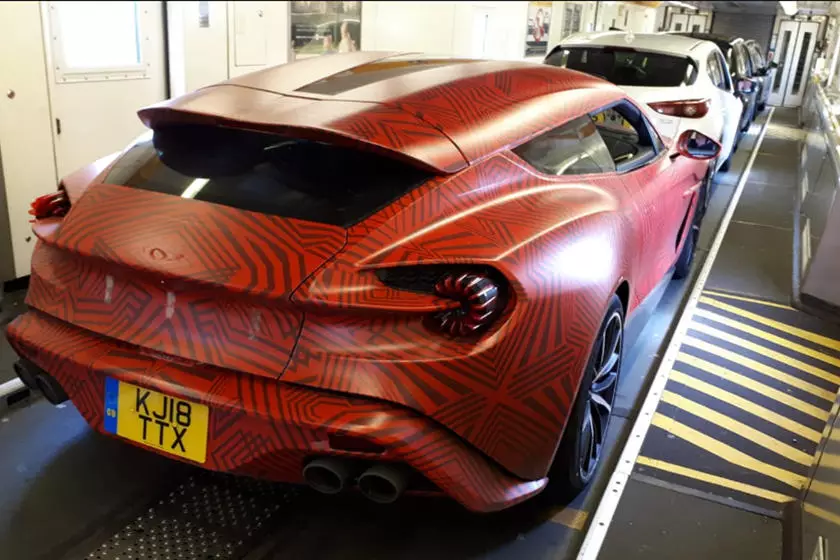 Biriinka Toogashada Aston Martin Vanquish Zagato wuxuu si qurux badan ugu muuqdaa birta dhexdeeda 87185_1