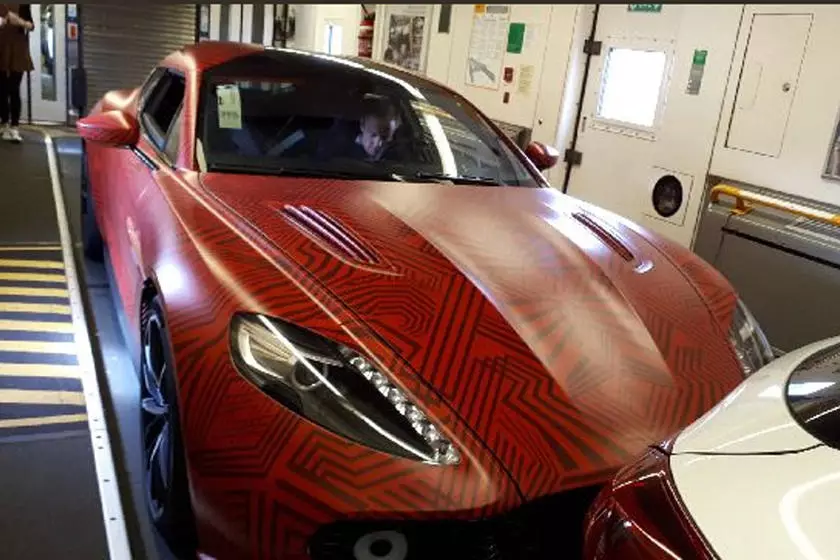 Aston Martin Vanquish Zagato 슈팅 브레이크는 금속에서 숨막힐 정도로 아름답게 보입니다. 87185_2