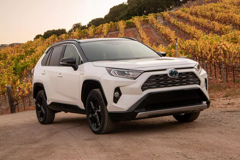 Vista frontal del híbrido Toyota RAV4 2019