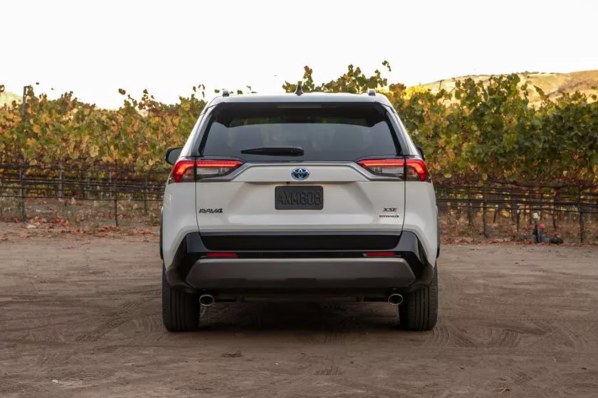 Vista trasera del híbrido Toyota RAV4 2019