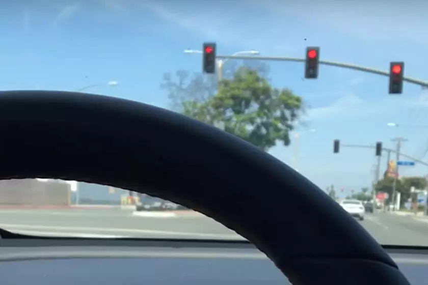 Hierdie ou se Tesla Model 3 het 'n rooi lig gehardloop terwyl hy in die Autopilot-modus was 87664_2