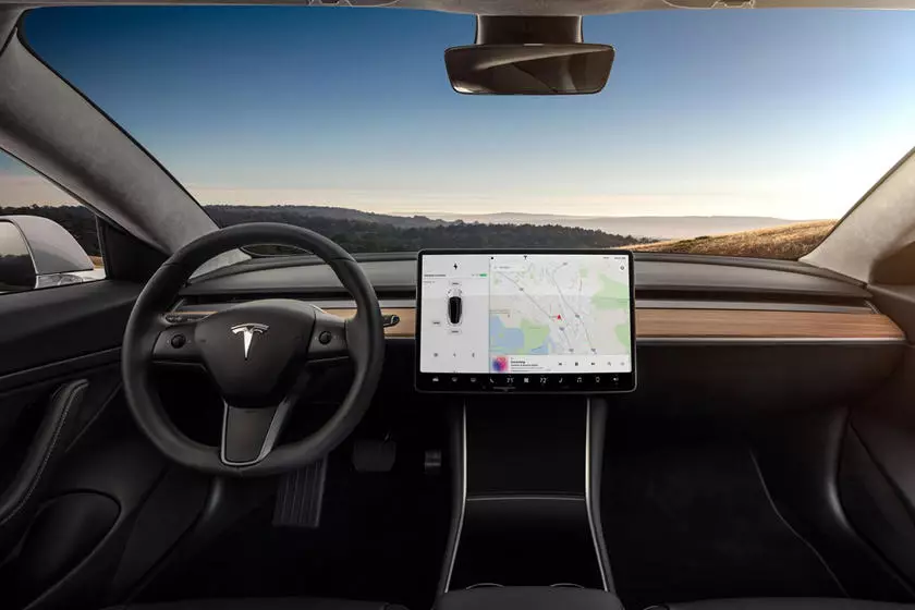 ألقى موديل Tesla 3 من هذا الرجل الضوء الأحمر أثناء وجوده في وضع الطيار الآلي 87664_4