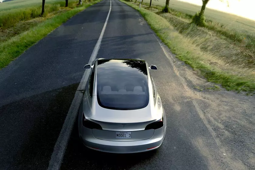 Hierdie ou se Tesla Model 3 het 'n rooi lig gehardloop terwyl hy in die Autopilot-modus was 87664_7