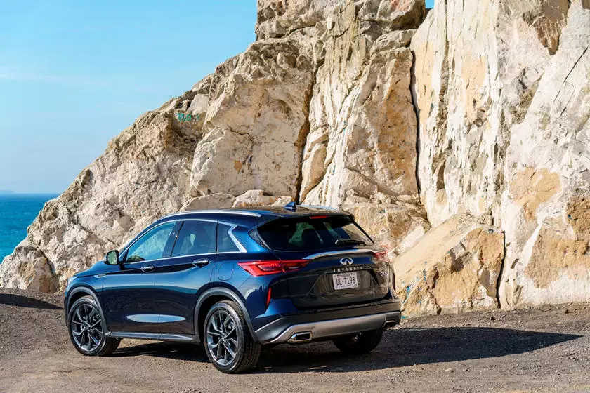 Vue d'angle arrière de l'Infiniti QX50 2019