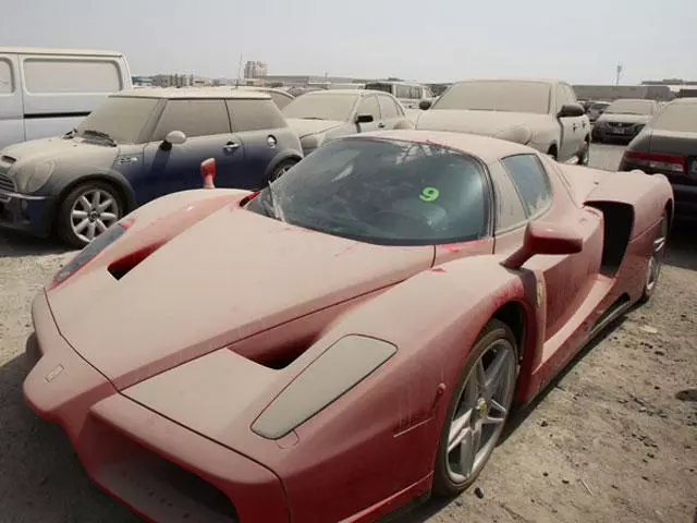 Heddlu i Arwerthiant $1.6m Ferrari Enzo Chwith i Pydru yn Dubai Dust 87880_1