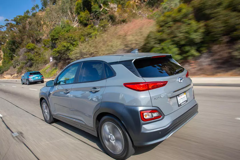 Pamja e pasme nga ana e majtë e Hyundai Kona EV 2019