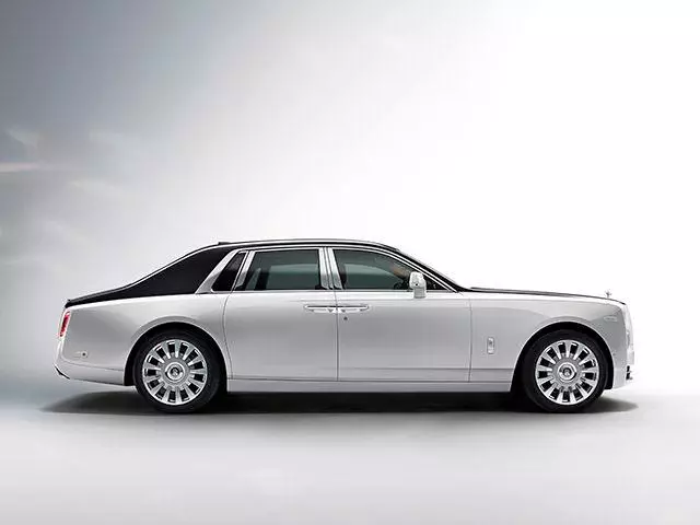 L-introduzzjoni tar-Rolls-Royce Phantom VIII: Sottili Qatt Qatt Dehru Hekk Tajjeb 88202_3