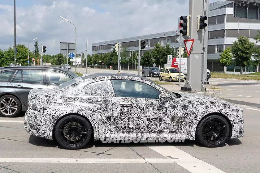 Ρίξτε μια ματιά στο εσωτερικό της νέας BMW M2 8826_6