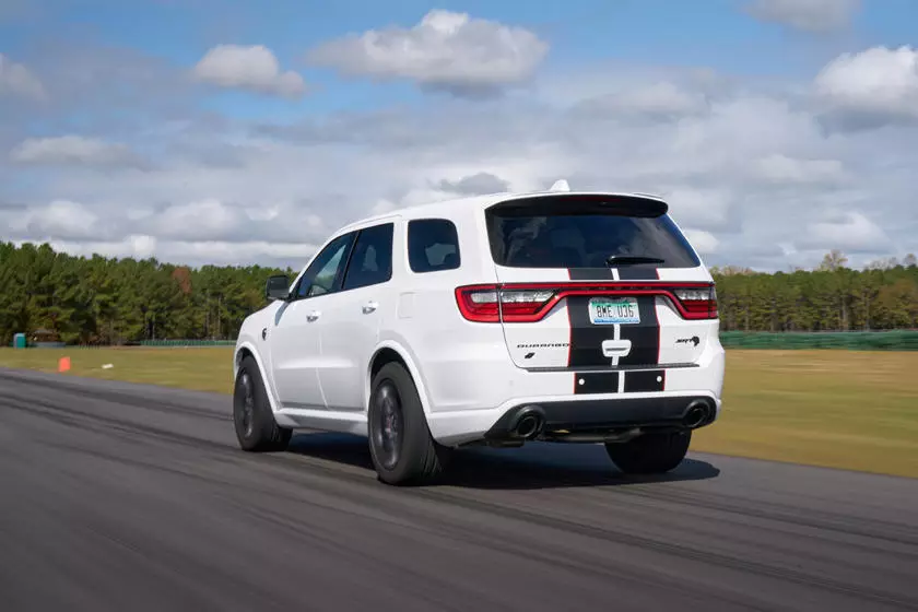 2021 Dodge Durango SRT Hellcat Հետևի տեսարան վարելը