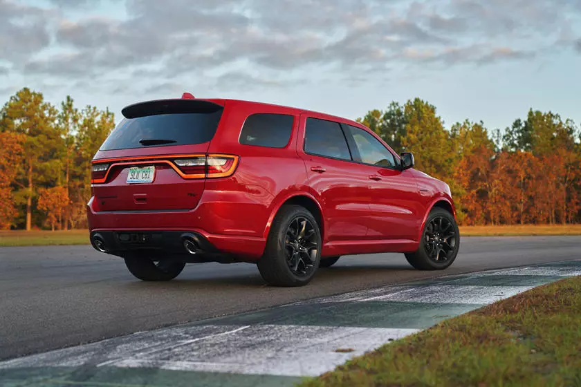 2021. gada Dodge Durango SRT Hellcat skats no aizmugures