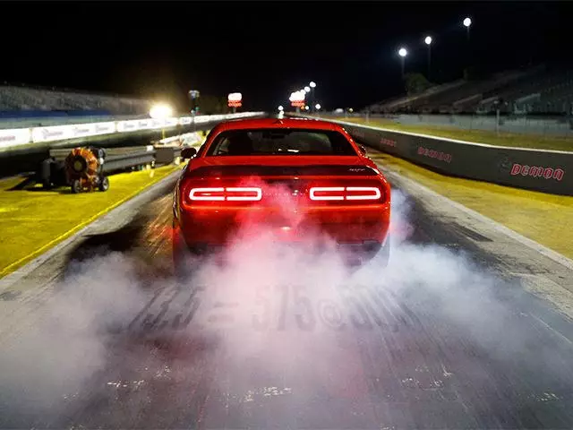 Dodge Challenger SRT Demon an ka kenbe tèt ak pinisyon brital 88325_1