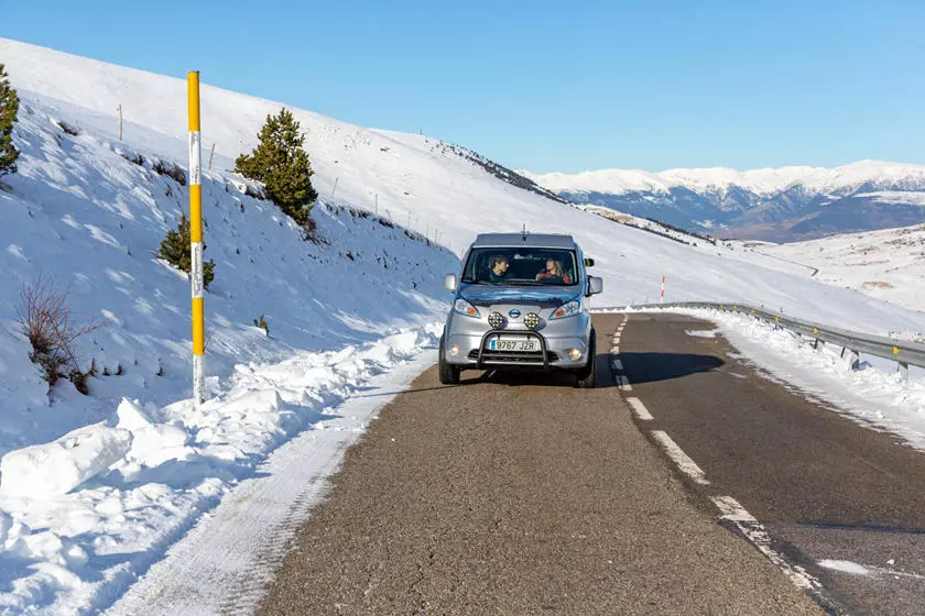 Iepazīstieties ar Nissan ziemas kemperu koncepciju 88327_11