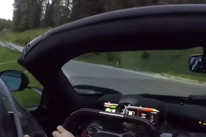 የLaFerrari Aperta Tackle A Hill Climb ይመልከቱ እና ያዳምጡ 88344_2