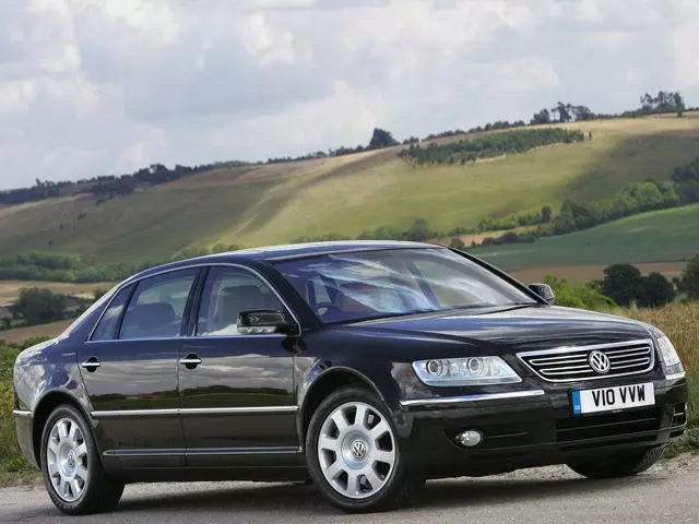 VW Phaeton ही जगातील सर्वोत्कृष्ट कार आहे की कधीही पैशाची सर्वात वाईट उधळपट्टी आहे? 88410_1