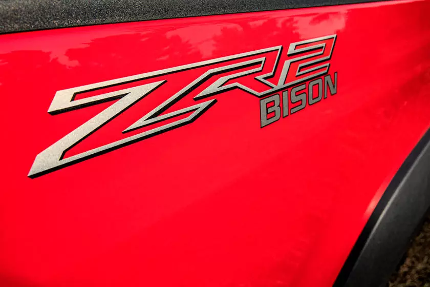 El Chevy Colorado ZR2 Bison 2019 està creat per a extenuants aventures fora de carretera 88425_8