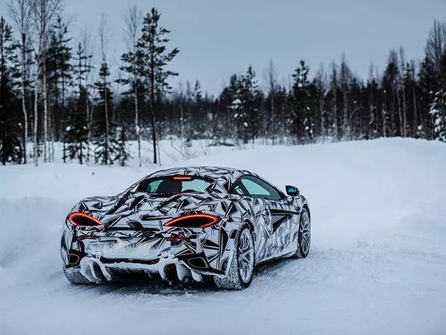 Μια McLaren 570S με ελαστικά με καρφιά είναι ο τέλειος χειμερινός καθημερινός οδηγός 88532_1